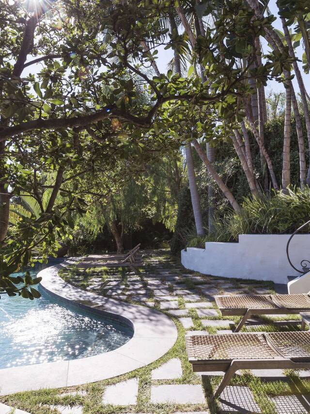 Landscape Ideas: Garden Design for a Swimming Pool Area - Gardenista ...