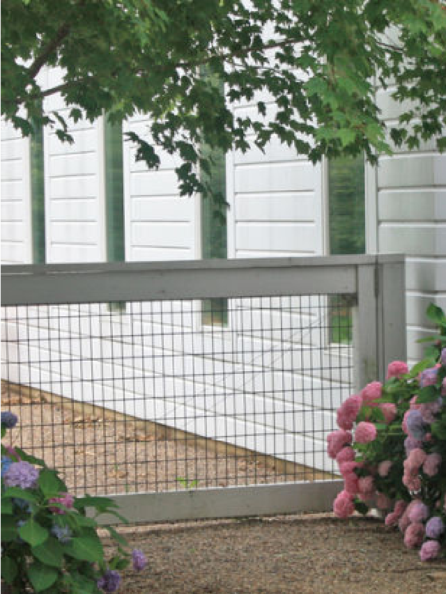 Hardscaping 101: Hog Wire Fence - Gardenista Web Story - Gardenista