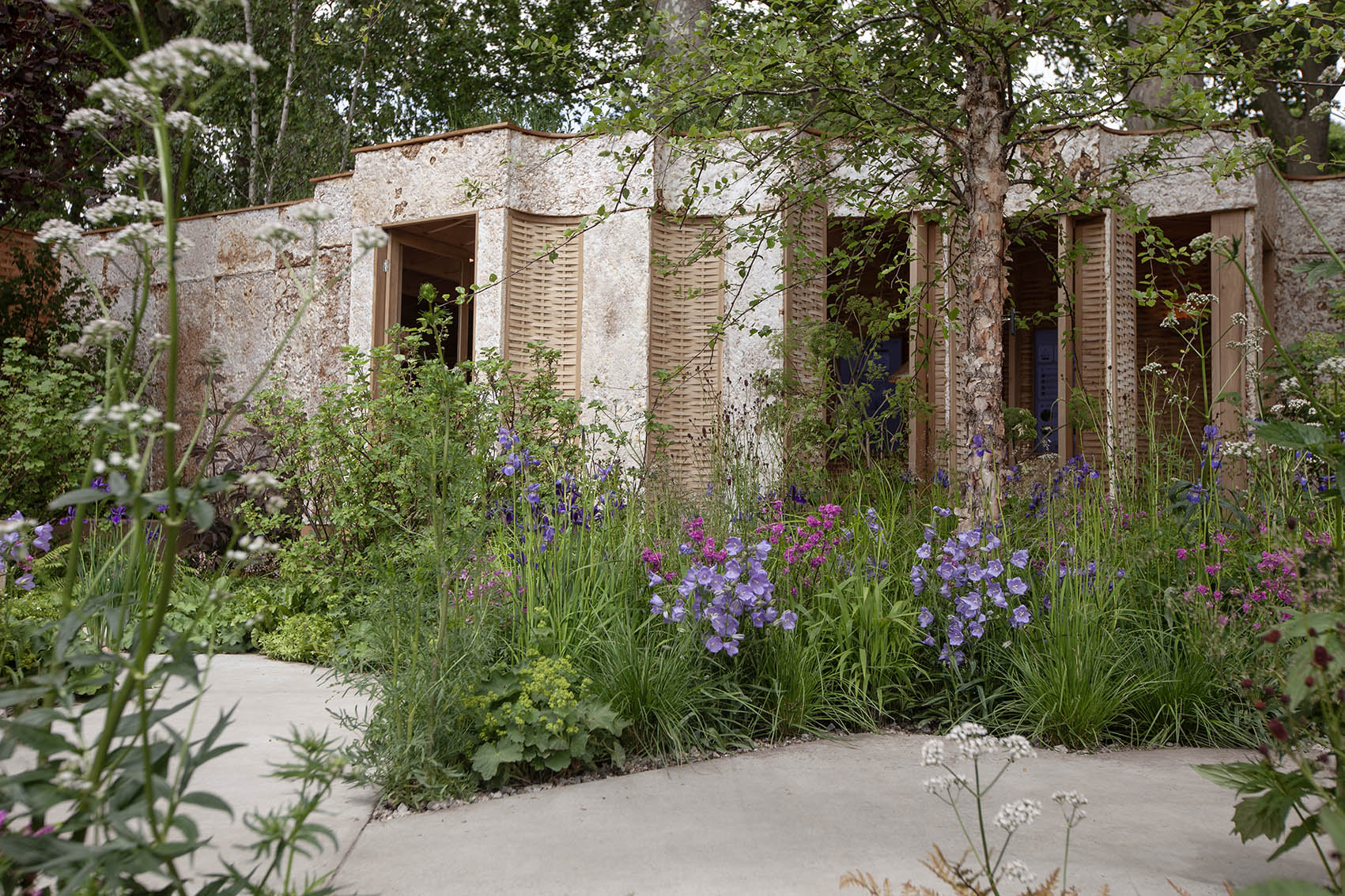 Tom Massey's Garden at the 2025 Chelsea Flower Show Features a Pavilion Made of Mycelium and Wood